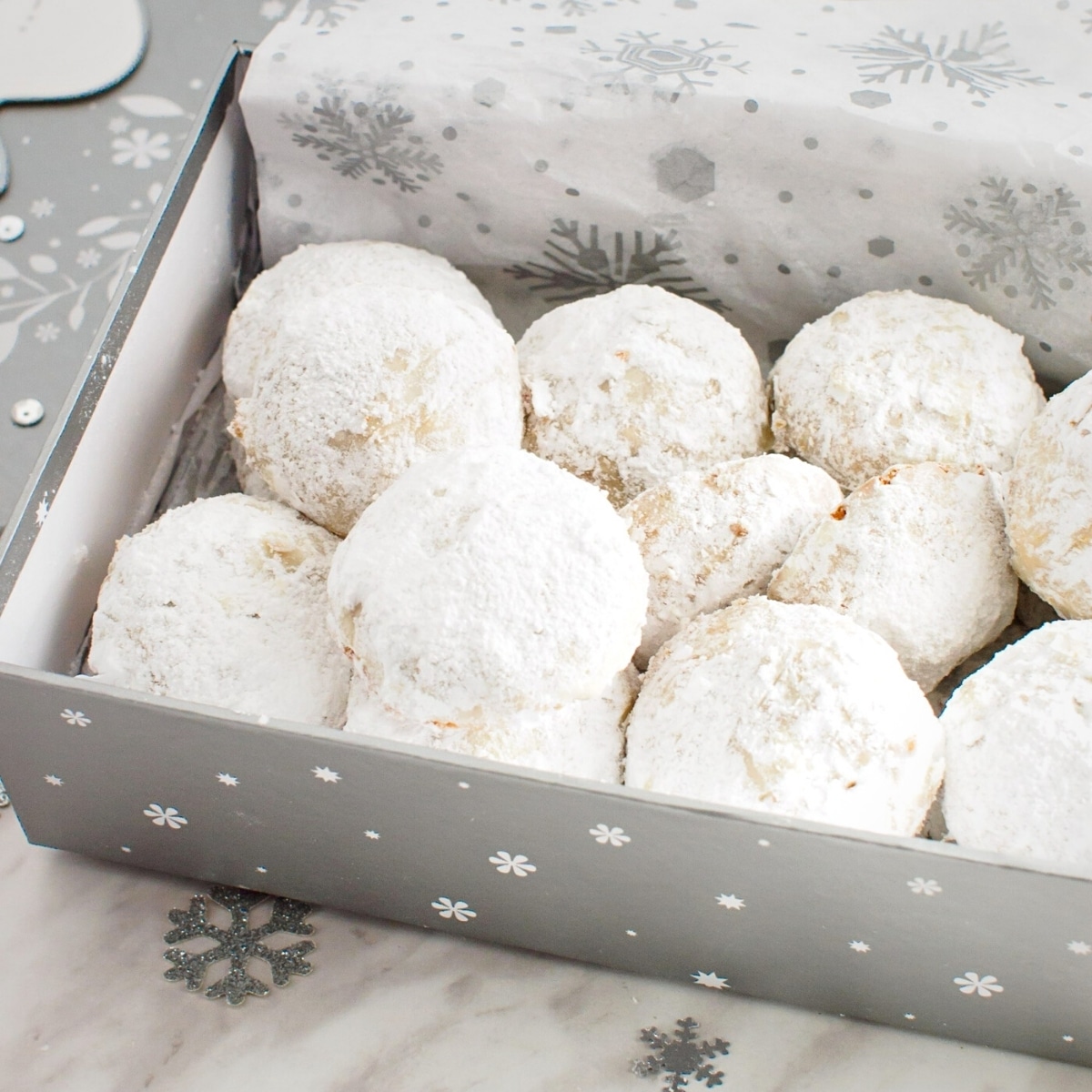 Almond Cookies with Powdered Sugar – Sweet and Savoury Pursuits